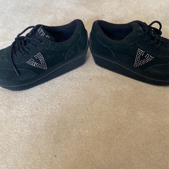Volatile | Shoes | Nwt Volatile Expulsion Suede Platform Oxfordsneakers ...